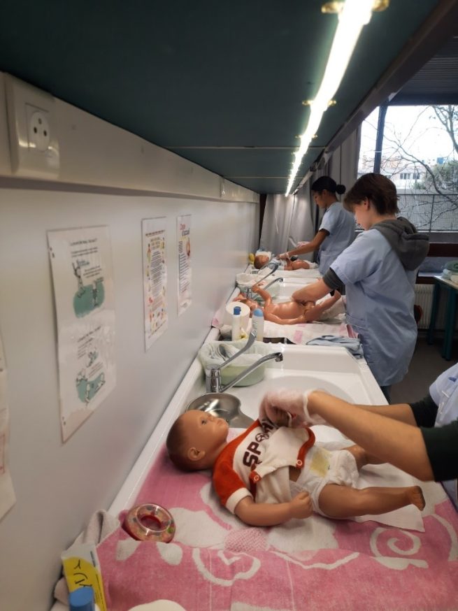 Le change du nourrisson en CAP AEPE - Lycée La Colette