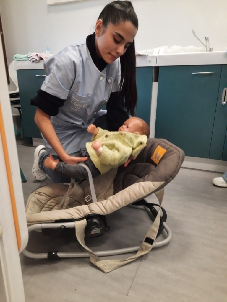 Le change du nourrisson en CAP AEPE - Lycée La Colette