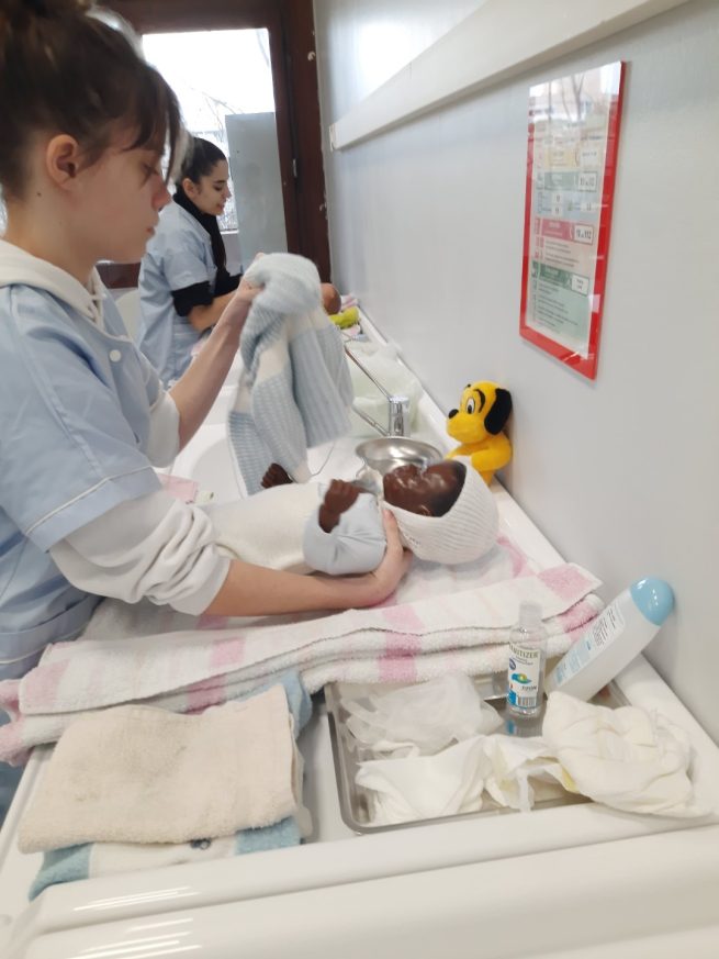 Le change du nourrisson en CAP AEPE - Lycée La Colette